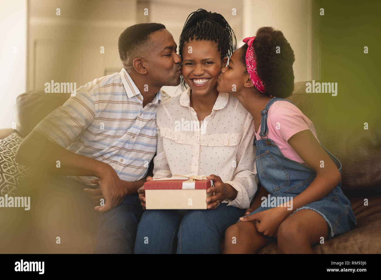 Father Daughter Home Father Kissing Banque De Photographies Et Dimages