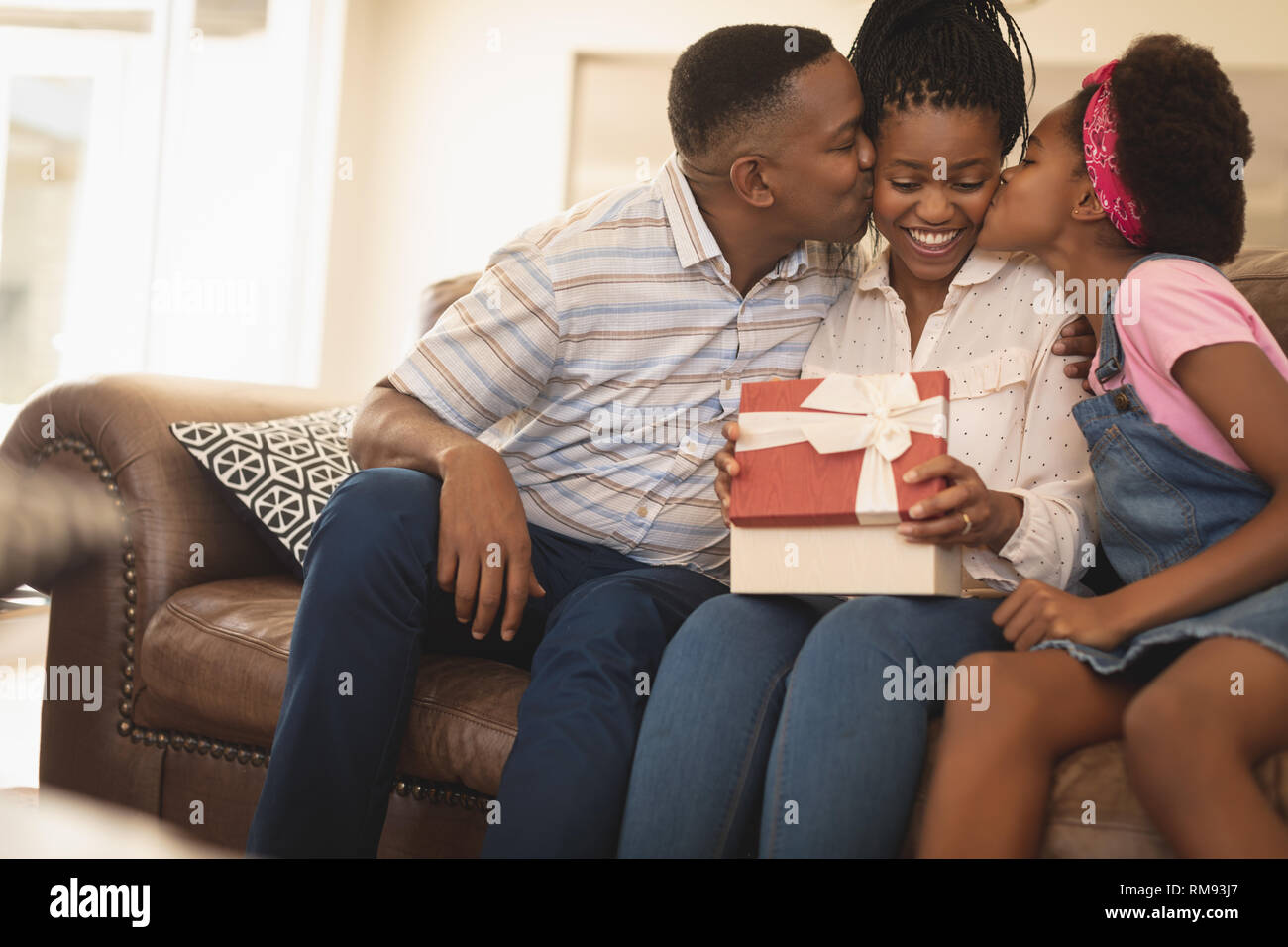 Father Daughter Home Father Kissing Banque De Photographies Et Dimages