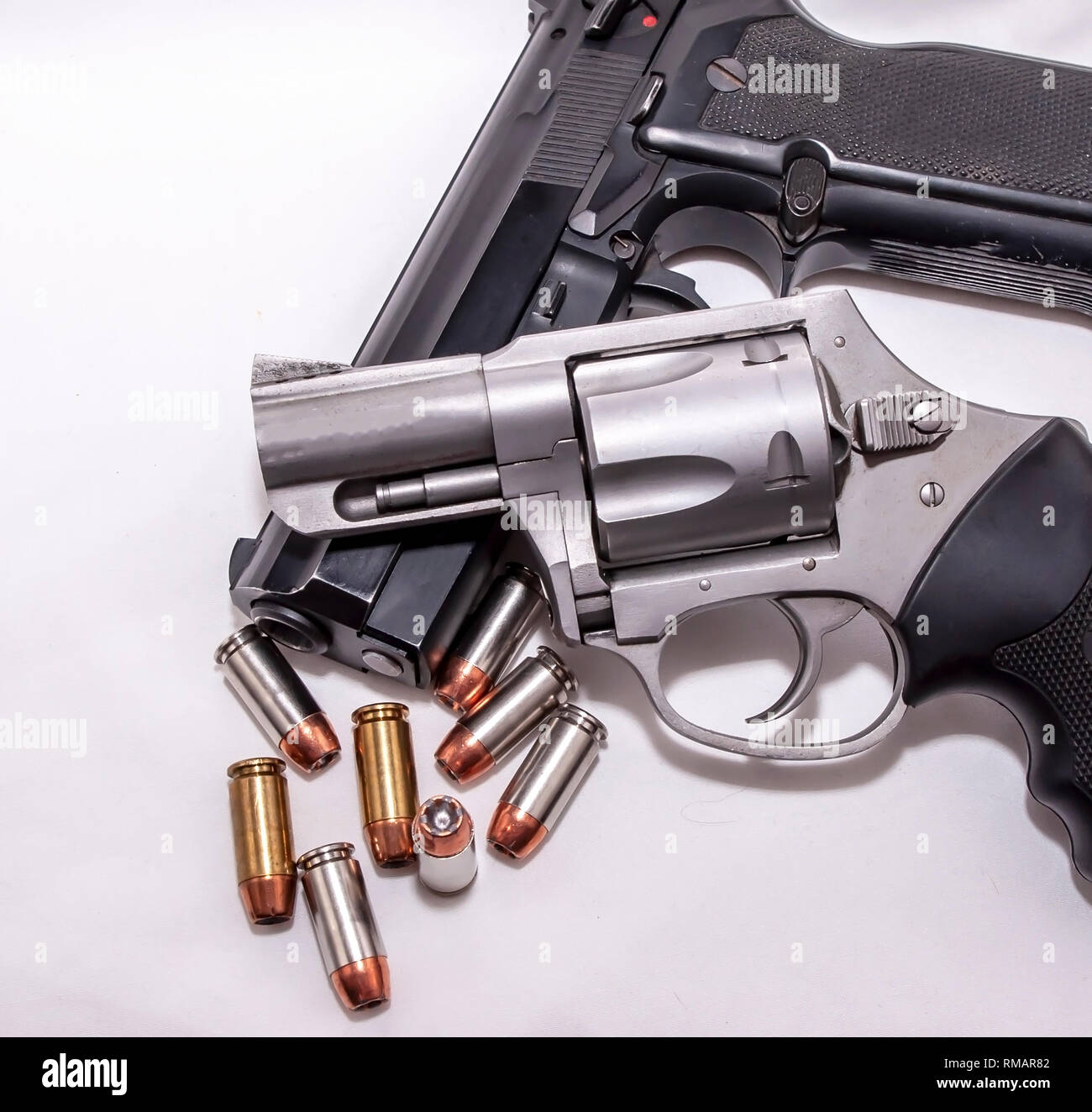 Deux armes de poing, un pistolet de calibre 40 et un revolver Magnum ...