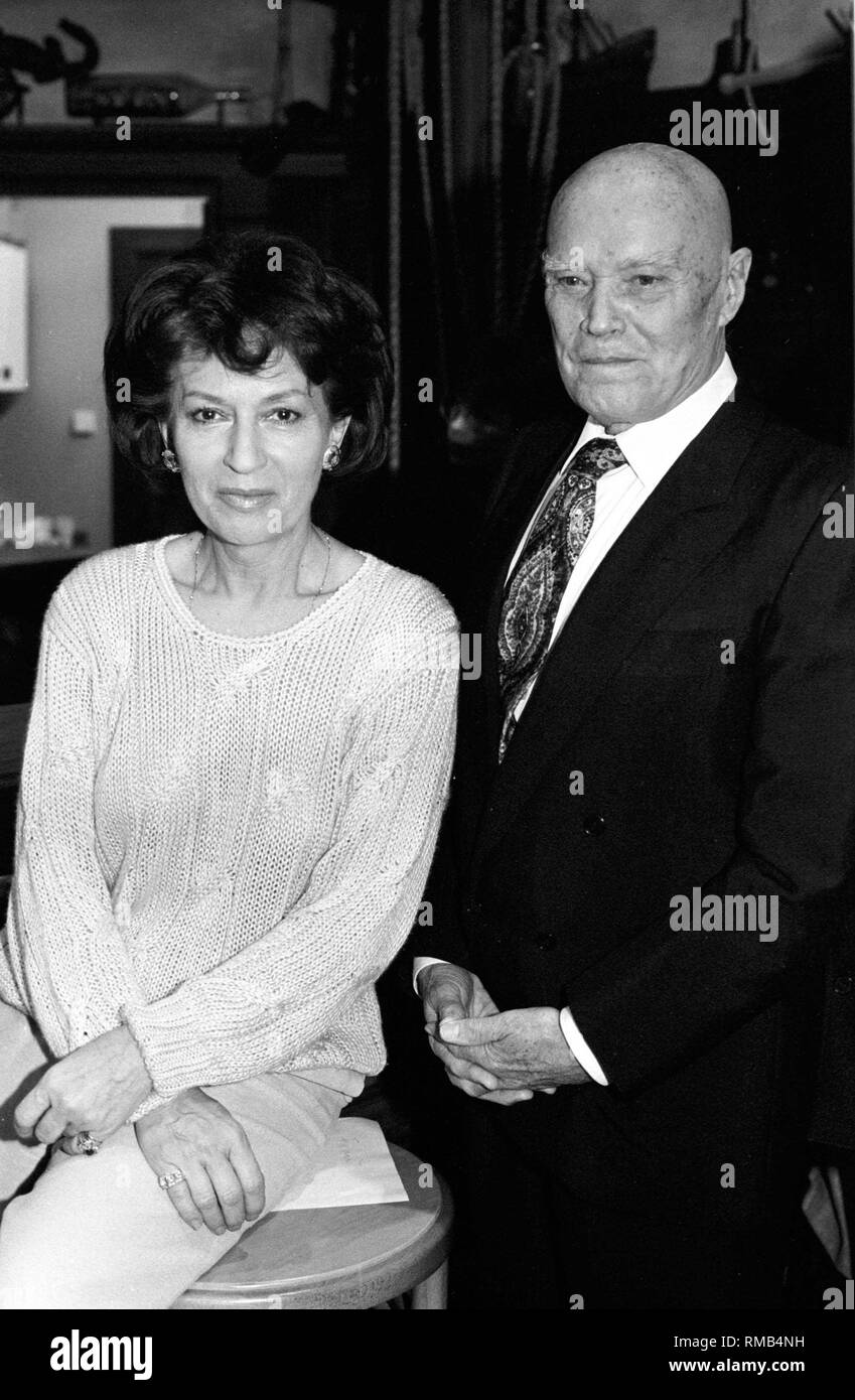 With his wife ursula Banque d'images noir et blanc - Alamy