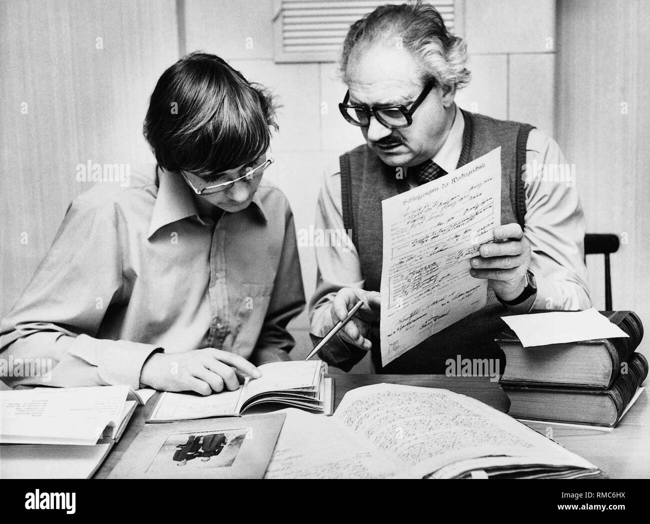 Feuilleter un livre Banque d'images noir et blanc - Alamy