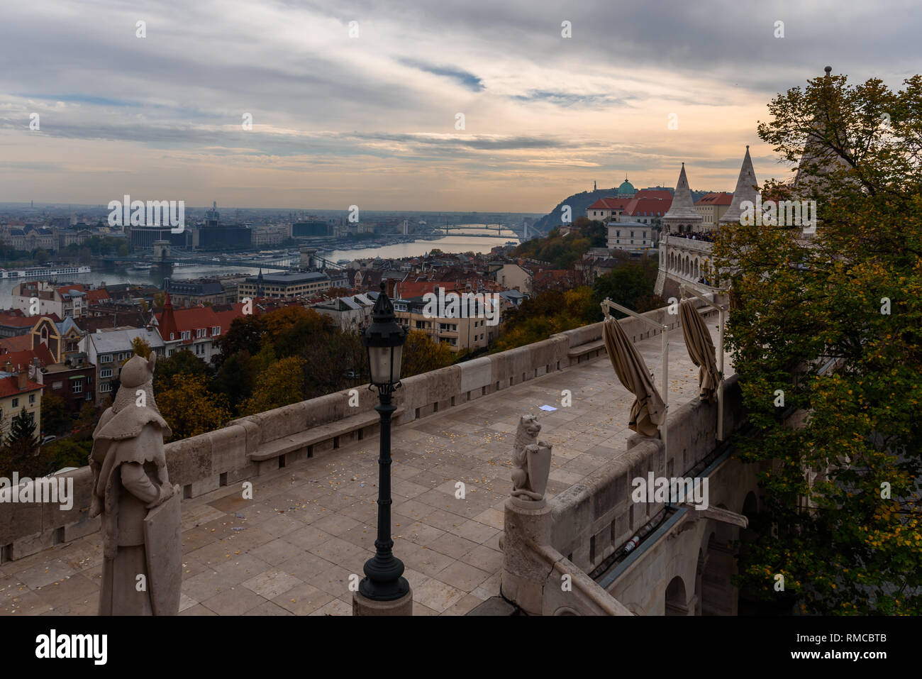 Vue de Buda, à Budapest, à partir de le Bastion des Pêcheurs ou Halaszbastya sur la colline du ...