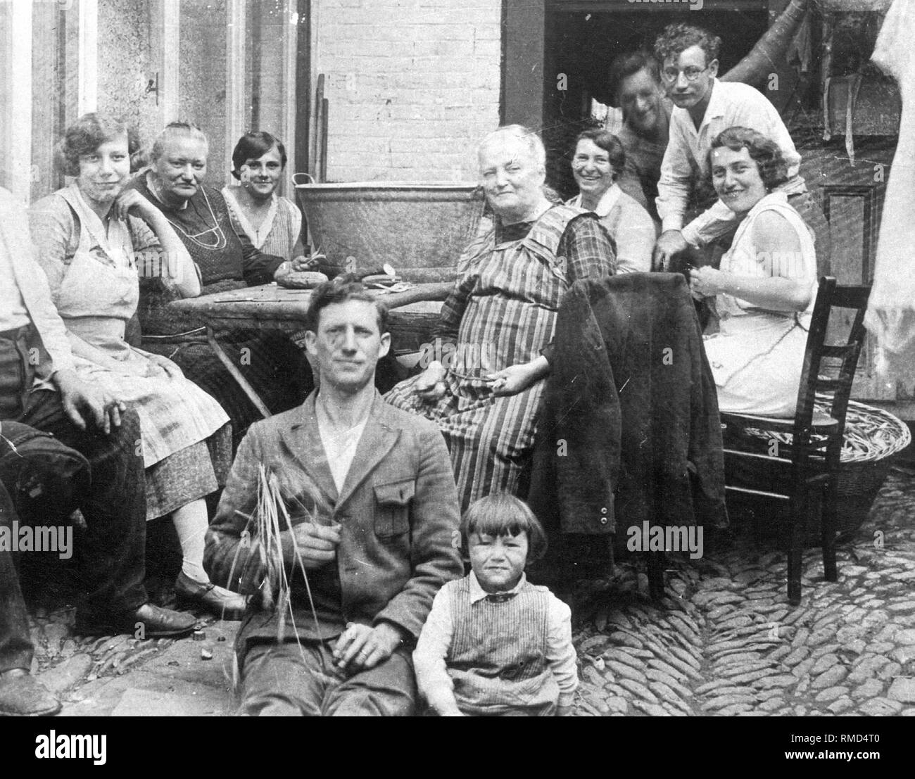 Famille paysanne Banque de photographies et d’images à haute résolution ...