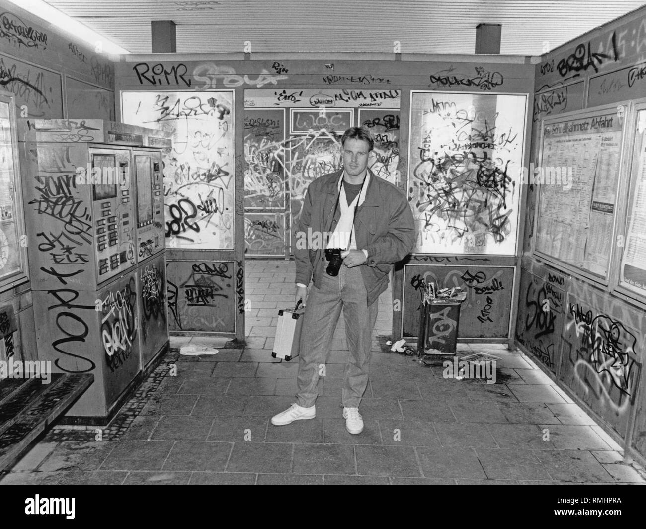 Vandalisme policier graffiti Banque d'images noir et blanc - Alamy