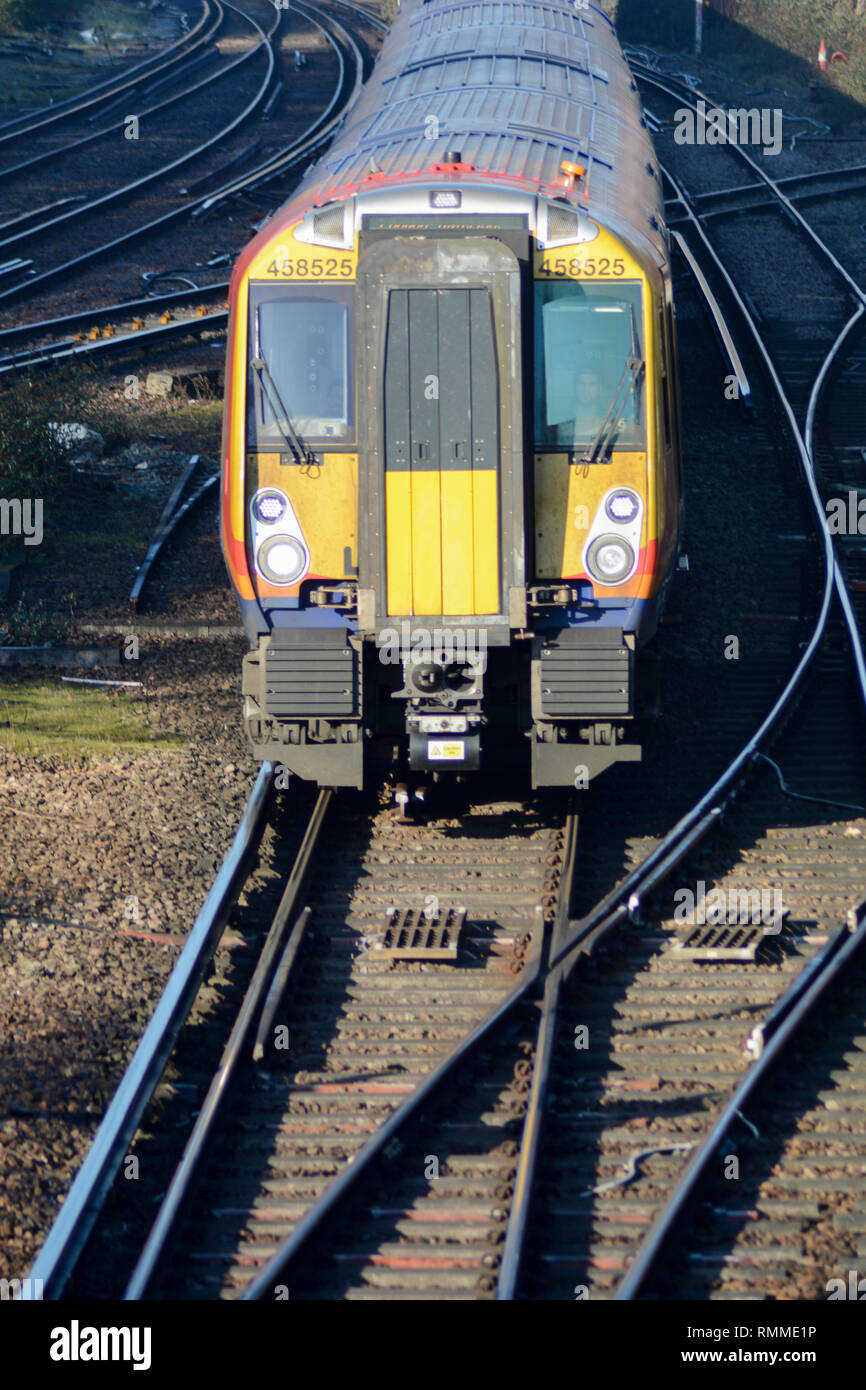 Les lignes de chemin de fer et le train en approche de Barnes Station ...