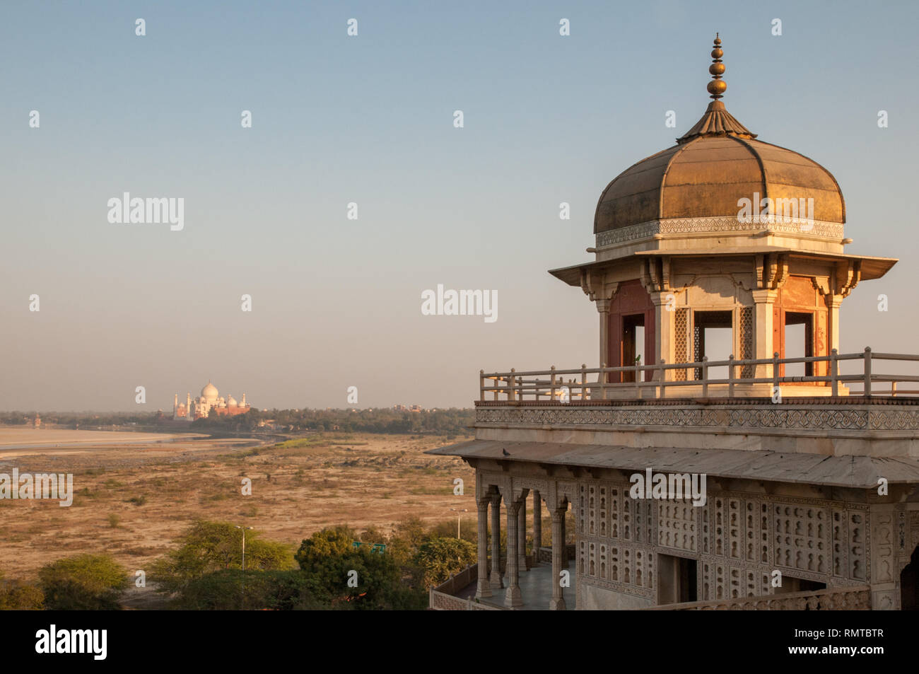 Le Taj Mahal vu du fort d'Agra. Taj Mahal est un tombeau pour emperoro ...