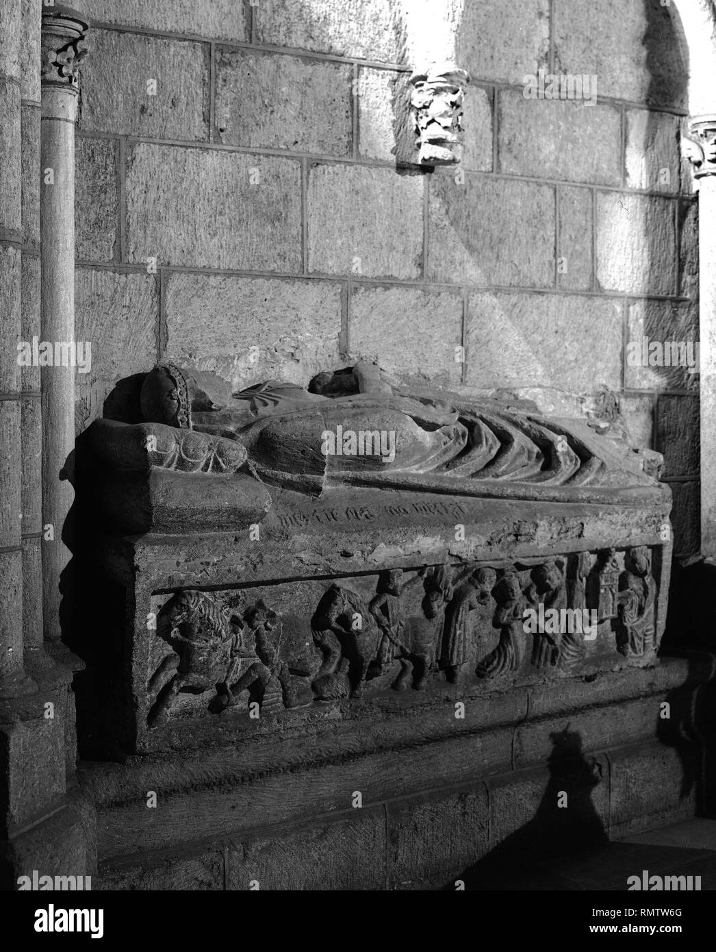 SEPULCRO DE LA CONDESA DOÑA SANCHA CON LA ESCENA DE SU ASESINATO EN LA ...