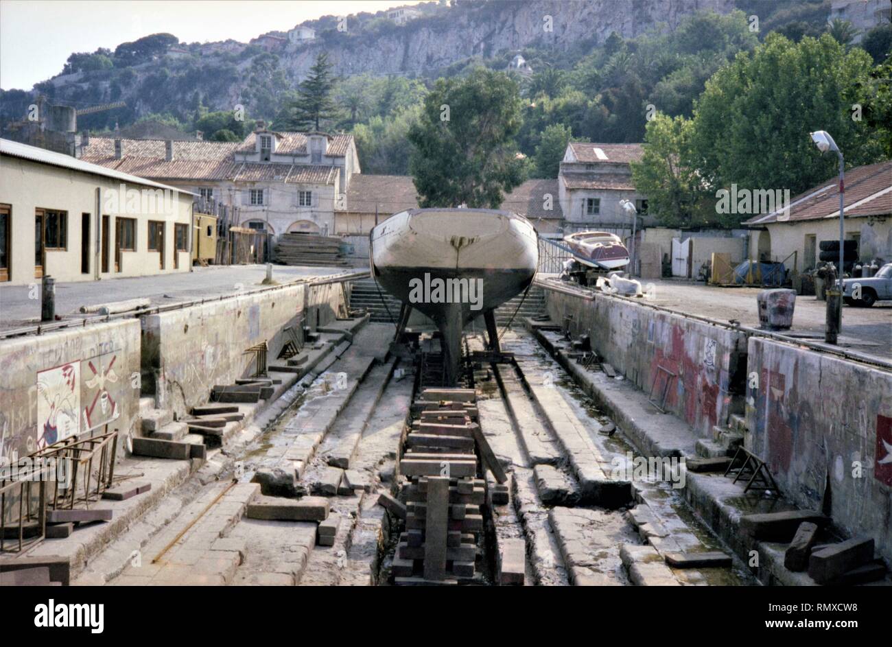 ERROL FLYNN, ancien ZACA bateau en cale sèche dans le port de plaisance ...