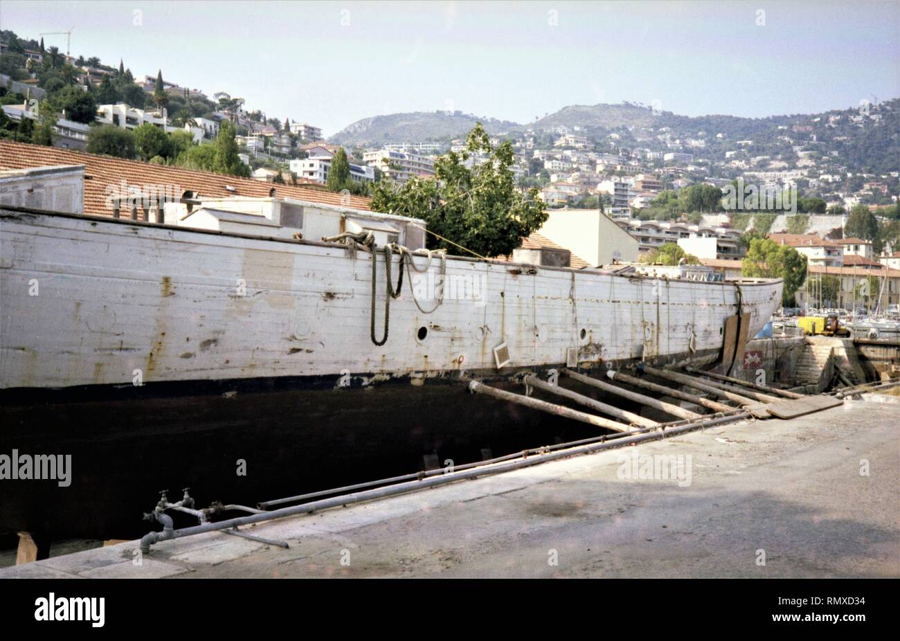 ERROL FLYNN, ancien ZACA bateau en cale sèche dans le port de plaisance ...