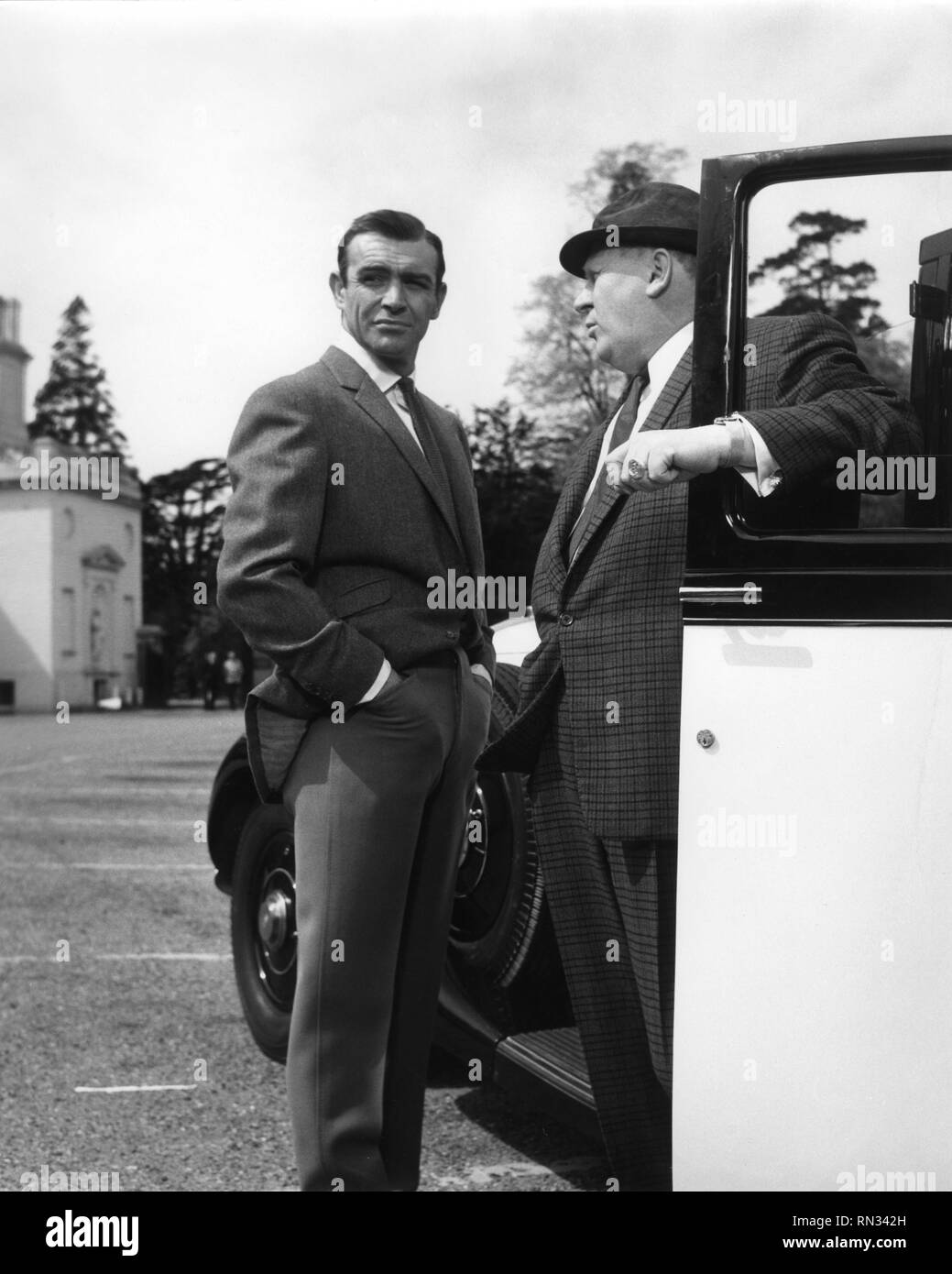 Sean Connery Gert Frobe James Bond Banque d'image et photos - Alamy