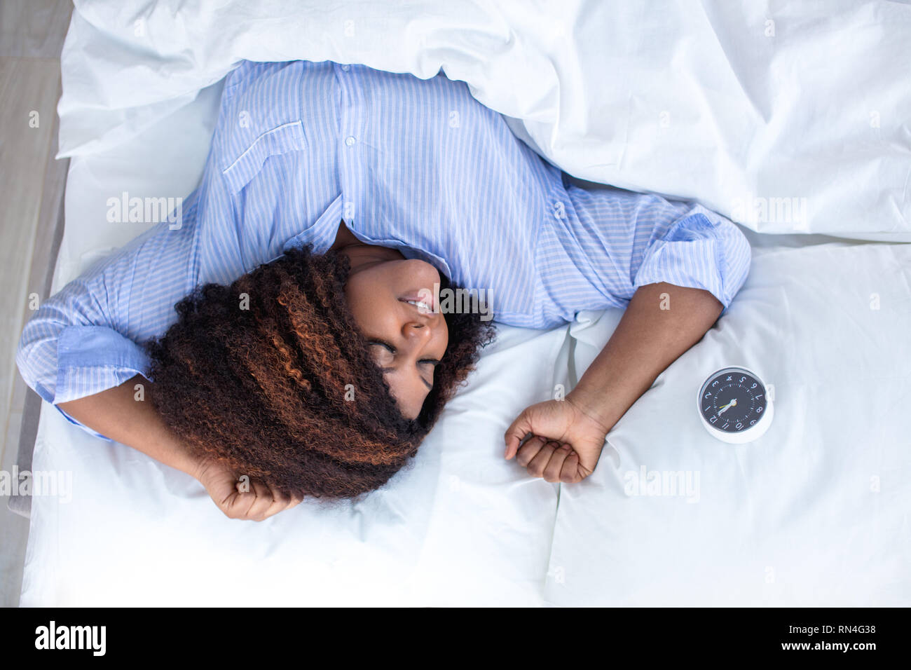 Jeune Femme Jouit De Dormir Fille Est Couché Dans Le Lit En Position Confortable Photo Stock