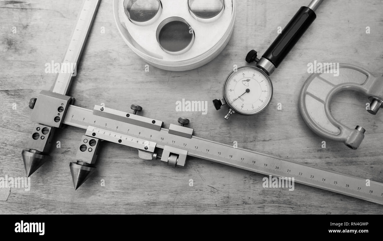 Metal instruments de mesure sur une table en bois. Contrôle de la ...
