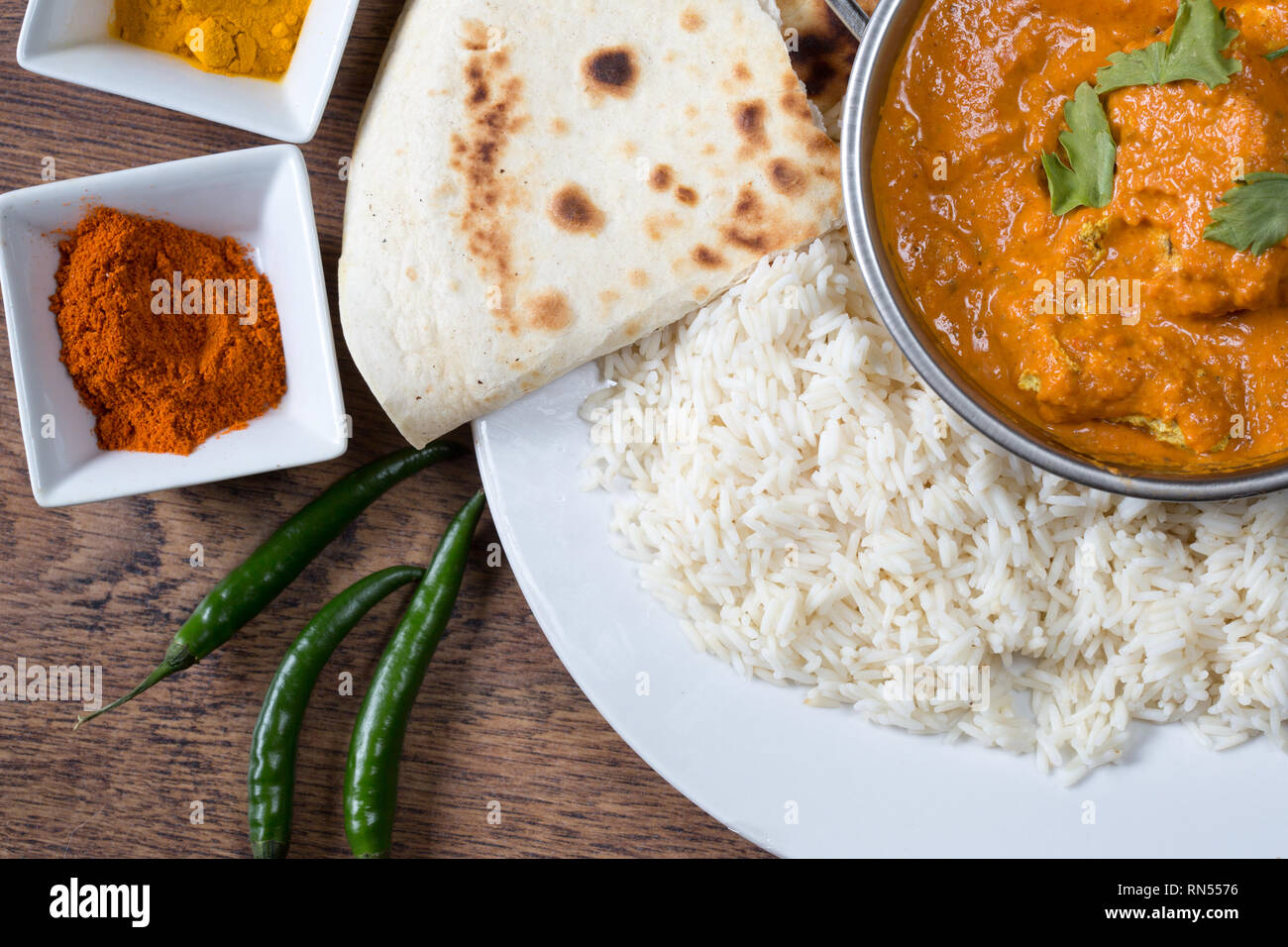 Plat indien populaire de poulet tikka masala avec du riz bouilli et ...