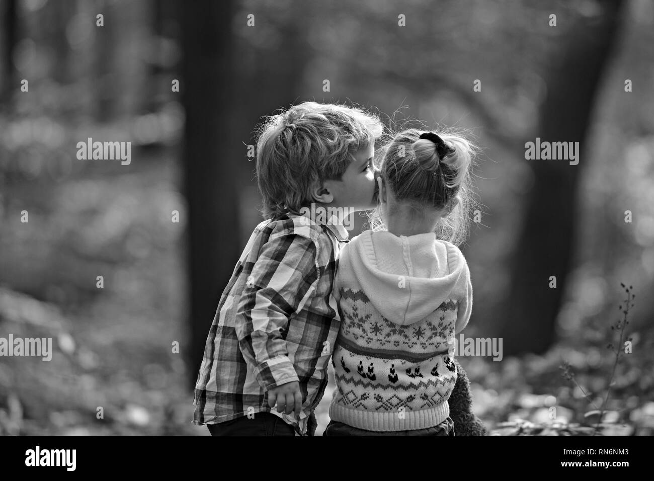 Baiser Garçon Et Fille Banque Dimages Noir Et Blanc Alamy
