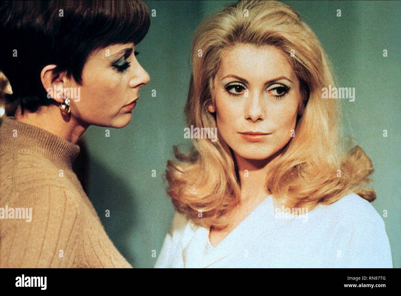 C deneuve Banque de photographies et d’images à haute résolution - Alamy