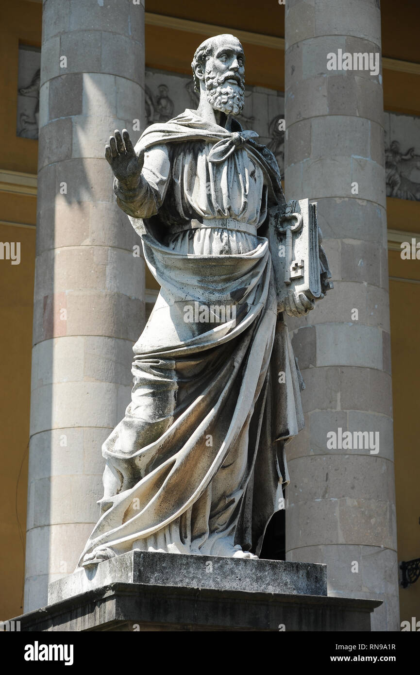 Statue de Saint Pierre en face de la cathédrale classique Basilique de ...