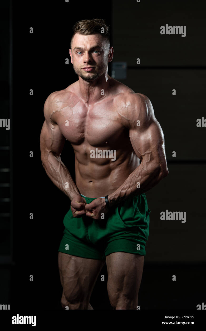 Portrait d'un jeune homme en bonne forme physique montrant son corps ...