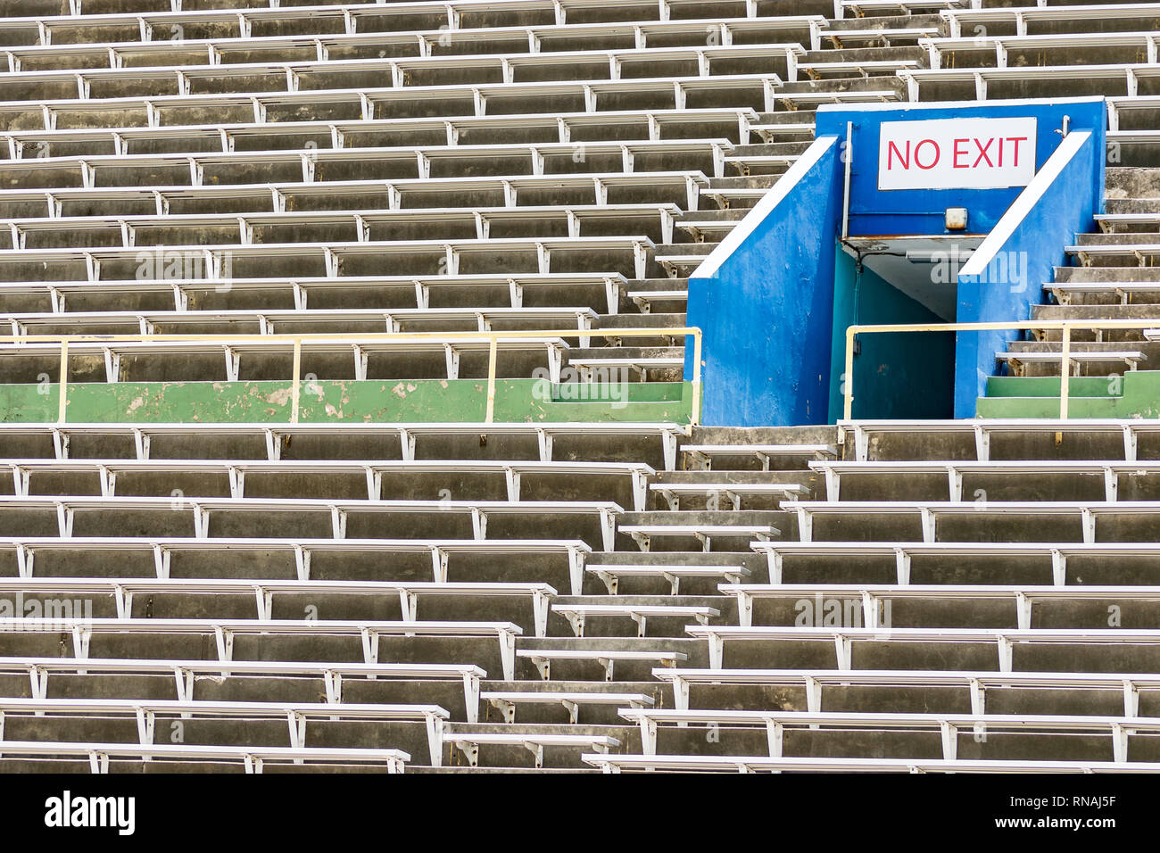 La section des gradins vides à un stade en plein air avec aucun signe ...