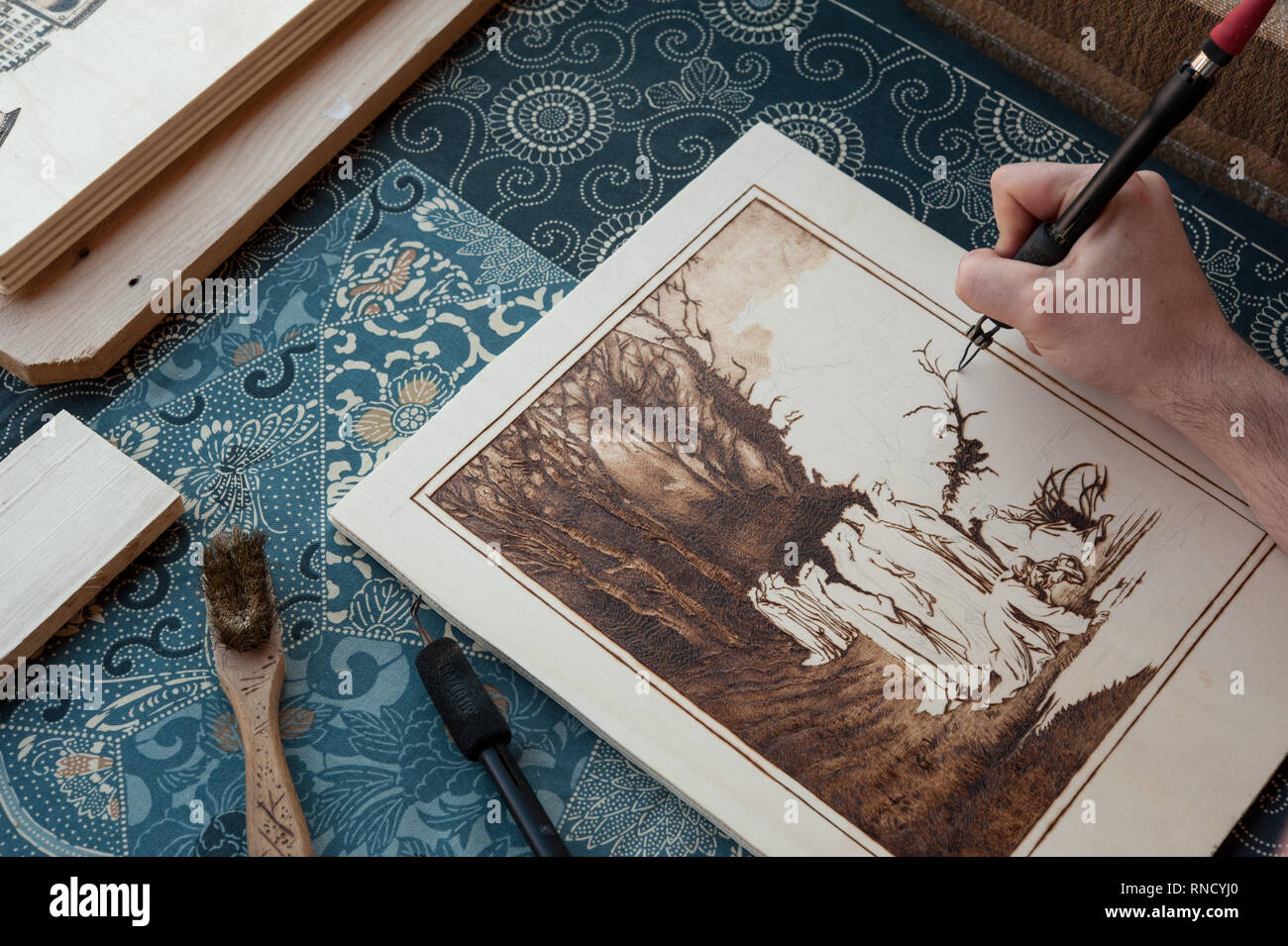 La pyrogravure est une technique de gravure à l'aide d'une source de ...