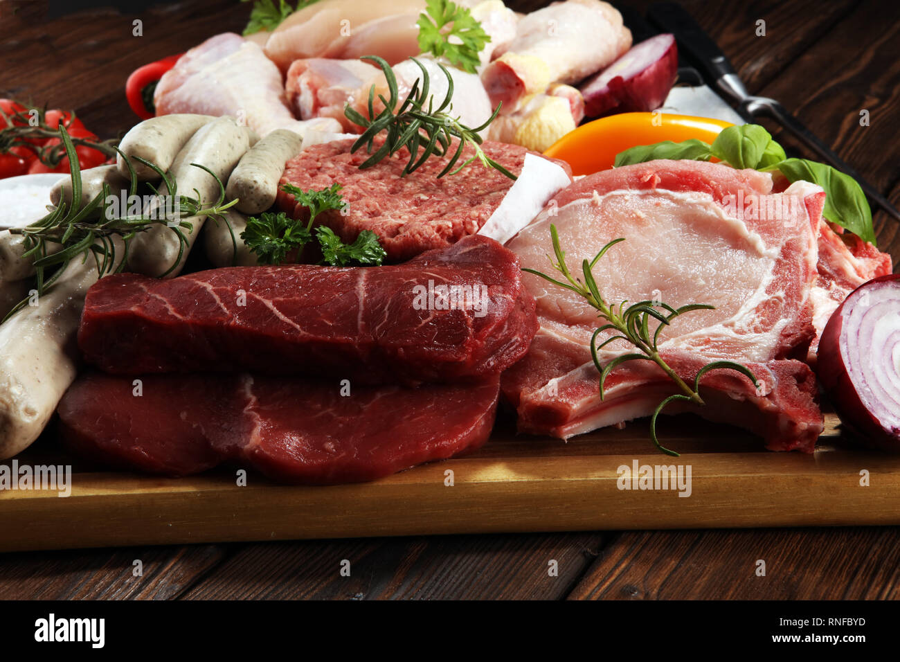 La viande crue. Différents types de matières premières de viande de ...