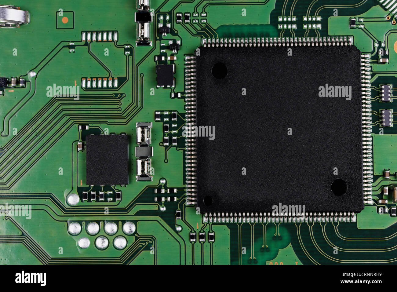 Les puces et les microcircuits sont installés sur une carte de circuits ...