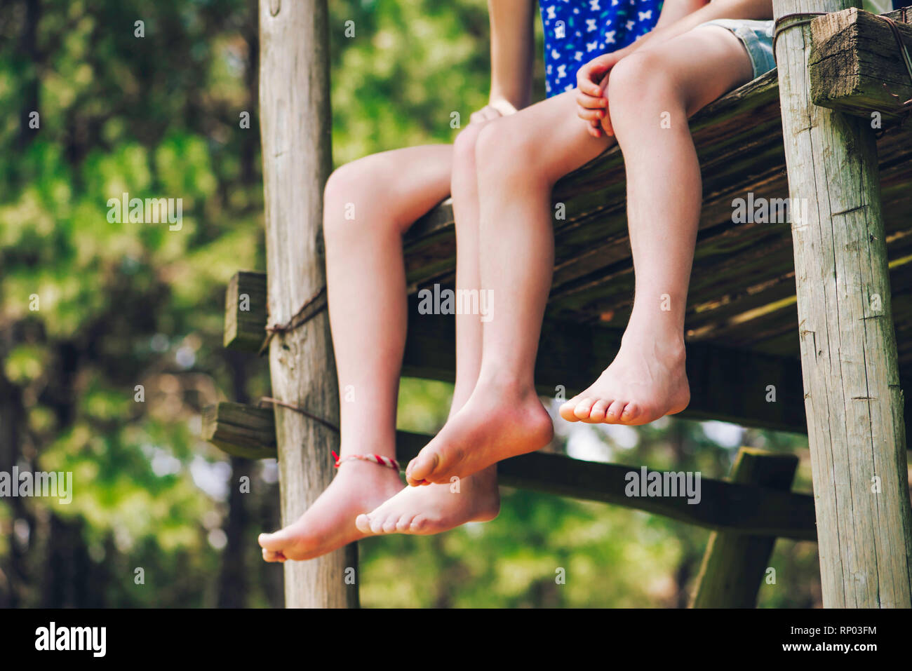La section basse de frère et sœur se détendre en forêt Photo Stock - Alamy
