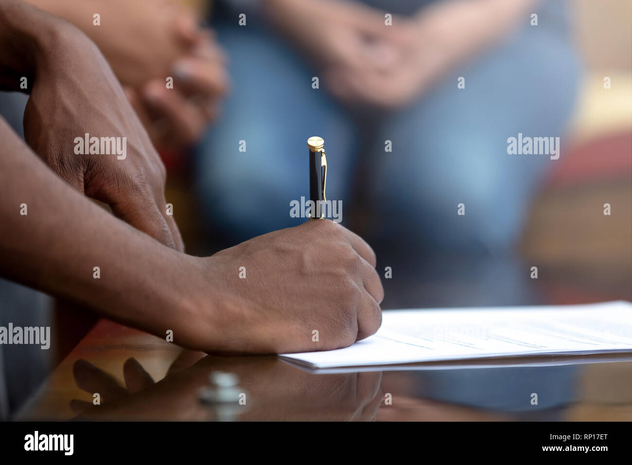 Signature contrat homme noir Banque de photographies et d’images à ...