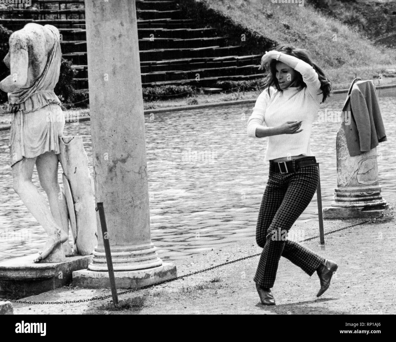Raquel welch raquel welch raquel Banque d'images noir et blanc - Alamy