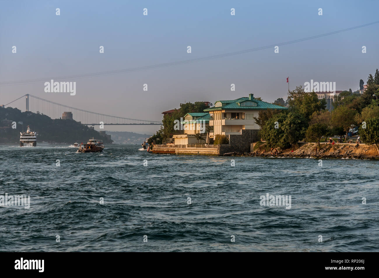 Le pont Fatih Sultan Mehmet ('Sultan Mehmet le Conquérant Bridge ...