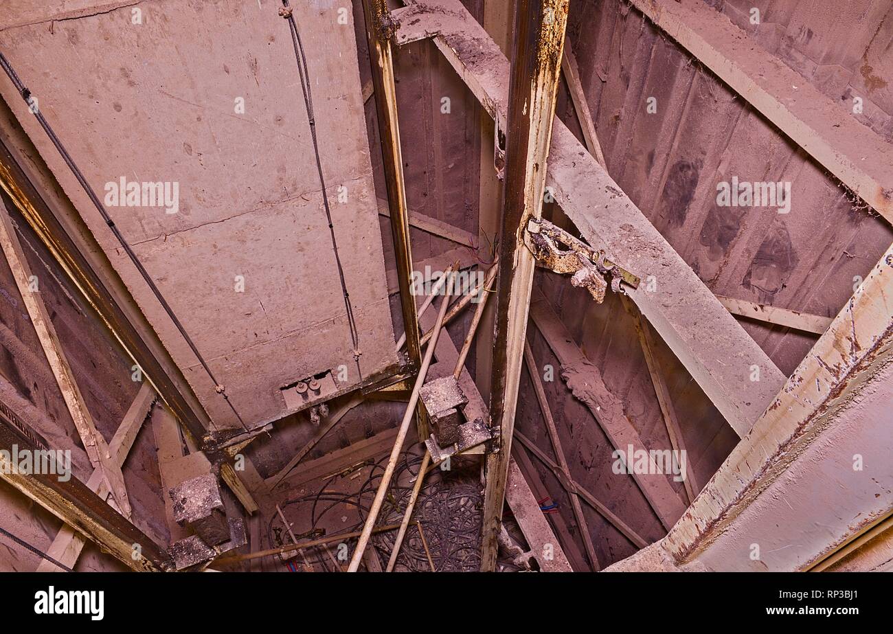 L'arbre ancien ascenseur avec contrepoids. Ascenseur de la ...