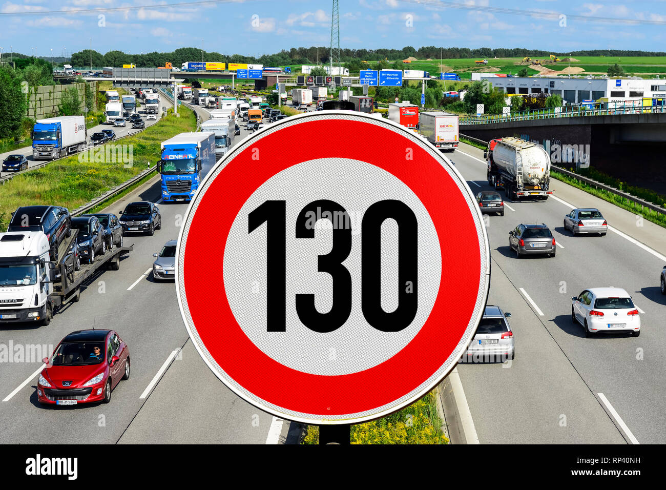 Autobahn mit geschwindigkeitsbegrenzung 130 km h Banque de ...