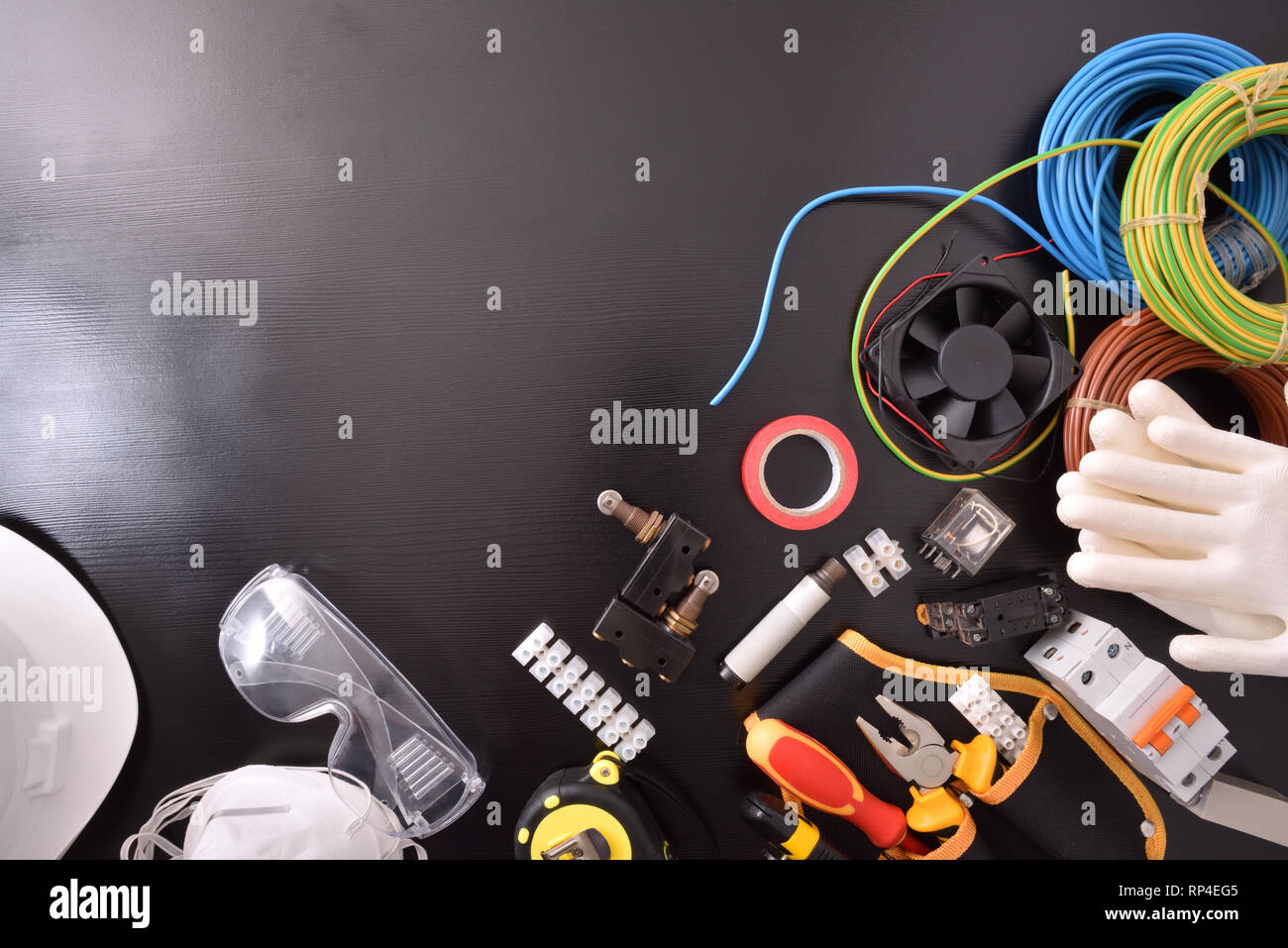 Tableau noir avec l'équipement industriel et d'outils pour l ...