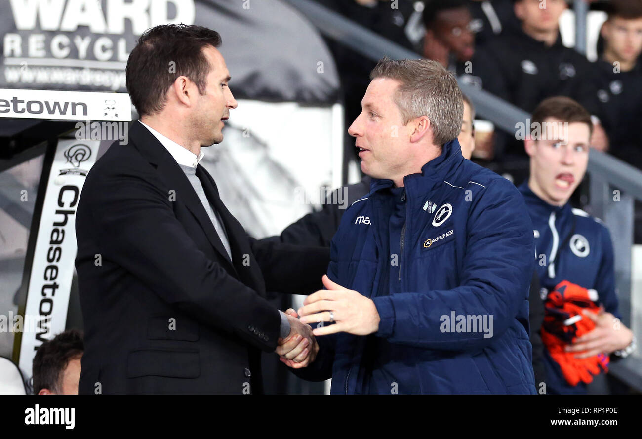 Le directeur de millwall neil harris se serre la main Banque de ...
