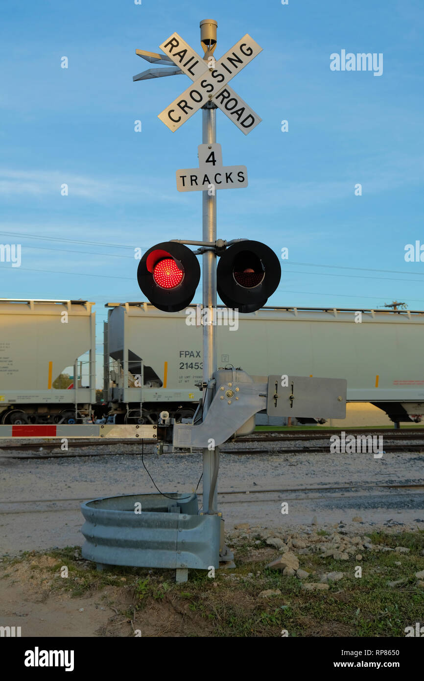 La rampe de fer à un niveau barrière de passage à niveau avec un train ...