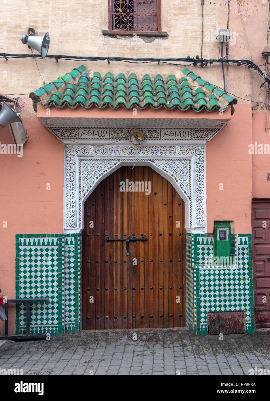 Design de style marocain traditionnel en bois d'un ancien riad entrée ...