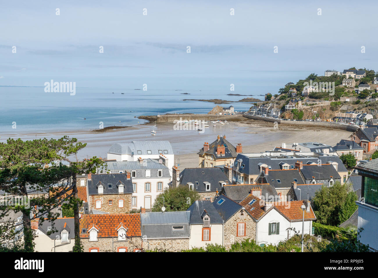 France, Cotes d'Armor, Côte de Penthièvre, Pleneuf Val Andre, vue sur ...