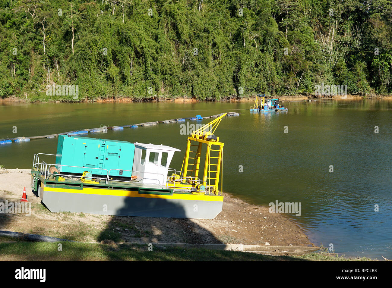 Bateau de dragage de sable ,pompe et retirer la pelle du sable du lit ...