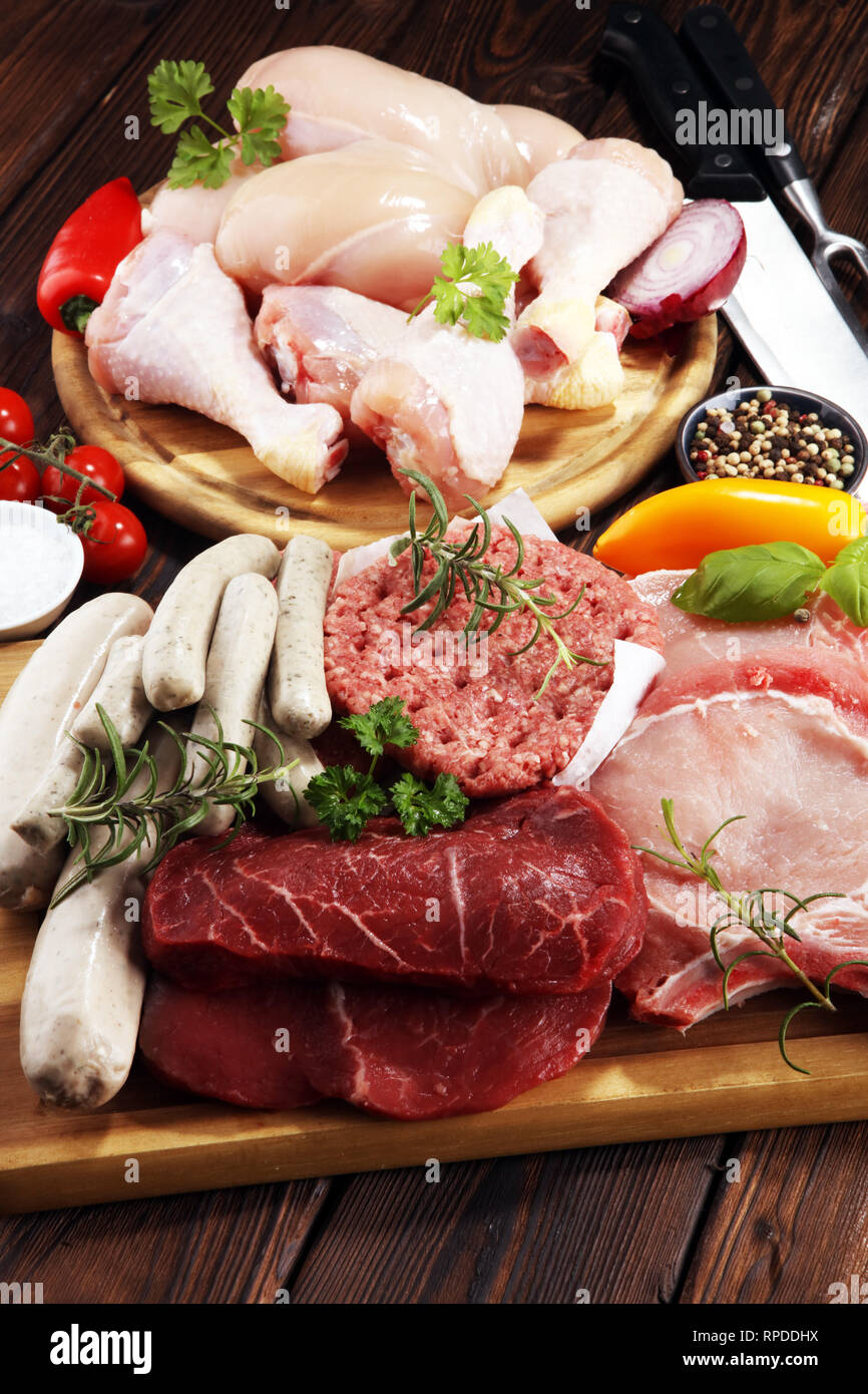 La viande crue. Différents types de matières premières de viande de ...