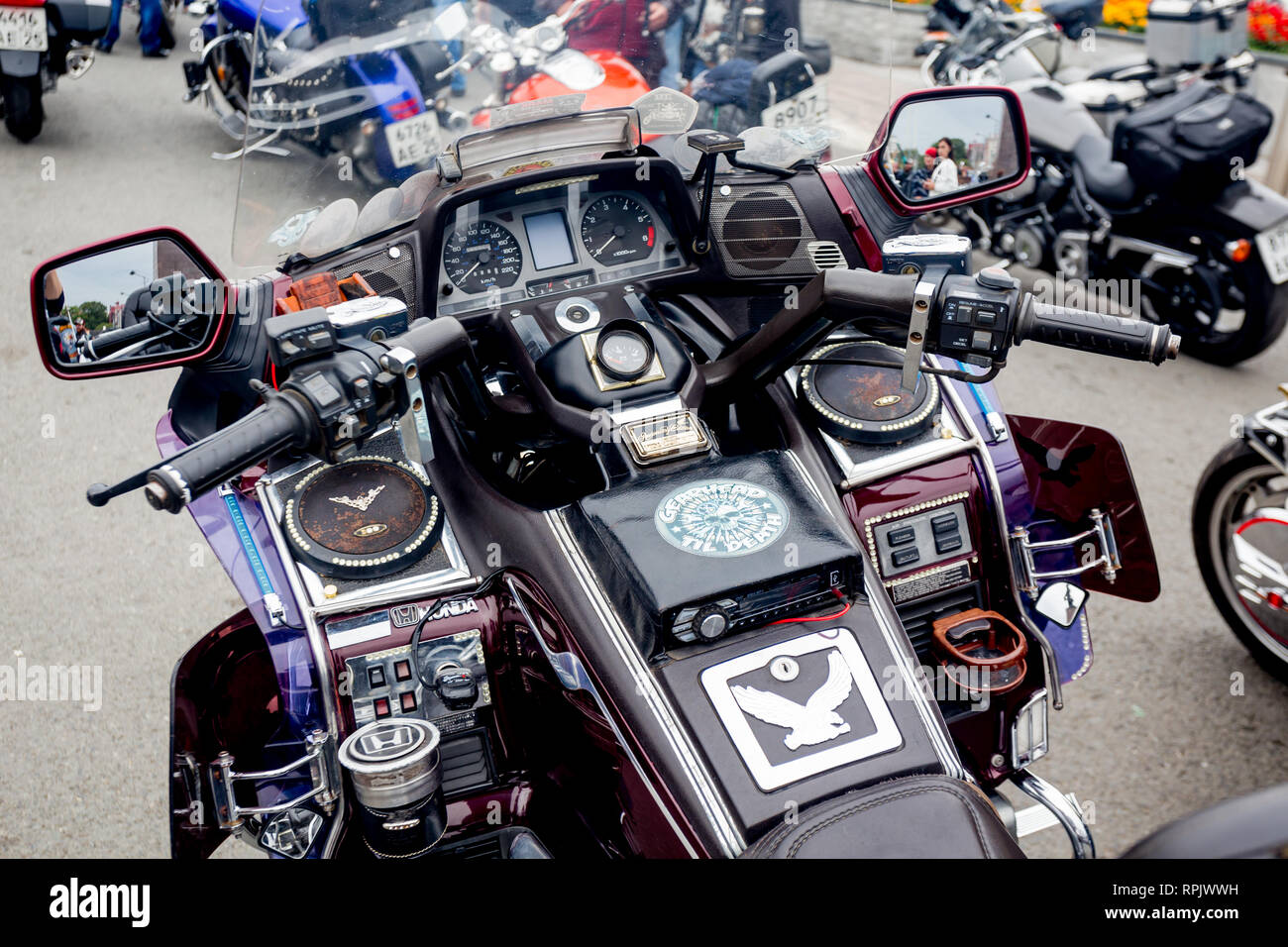 Honda goldwing man riding Banque de photographies et d’images à haute ...