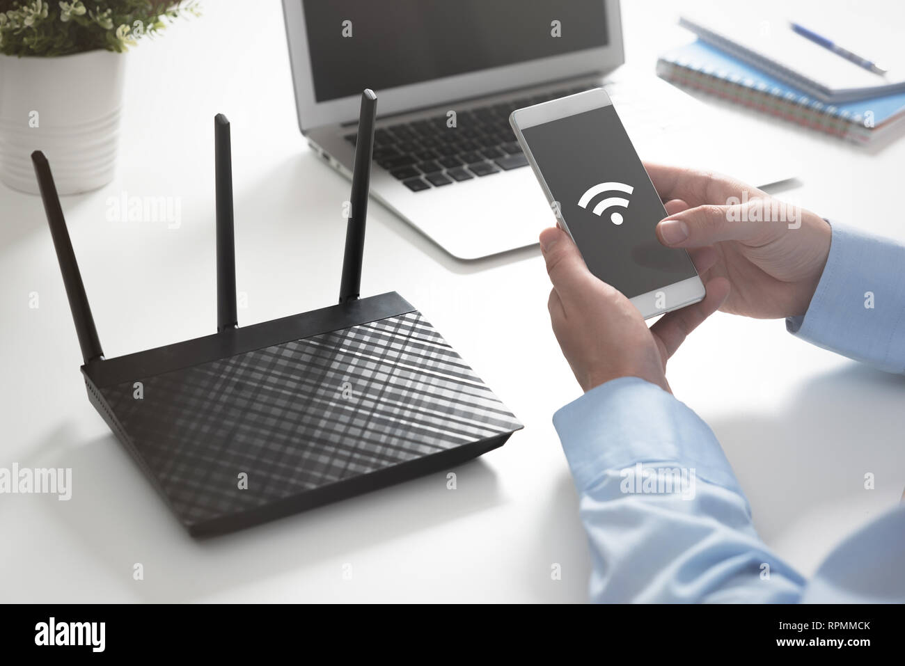 Routeur ou point d'accès sans fil. Man using smartphone avec symbole ...
