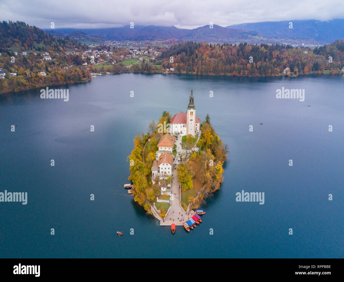 Vue aérienne de la célèbre lac de Bled avec la petite île et l'église ...