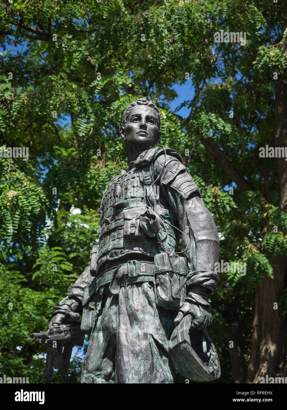 Statue de balbuzard Banque de photographies et d’images à haute ...