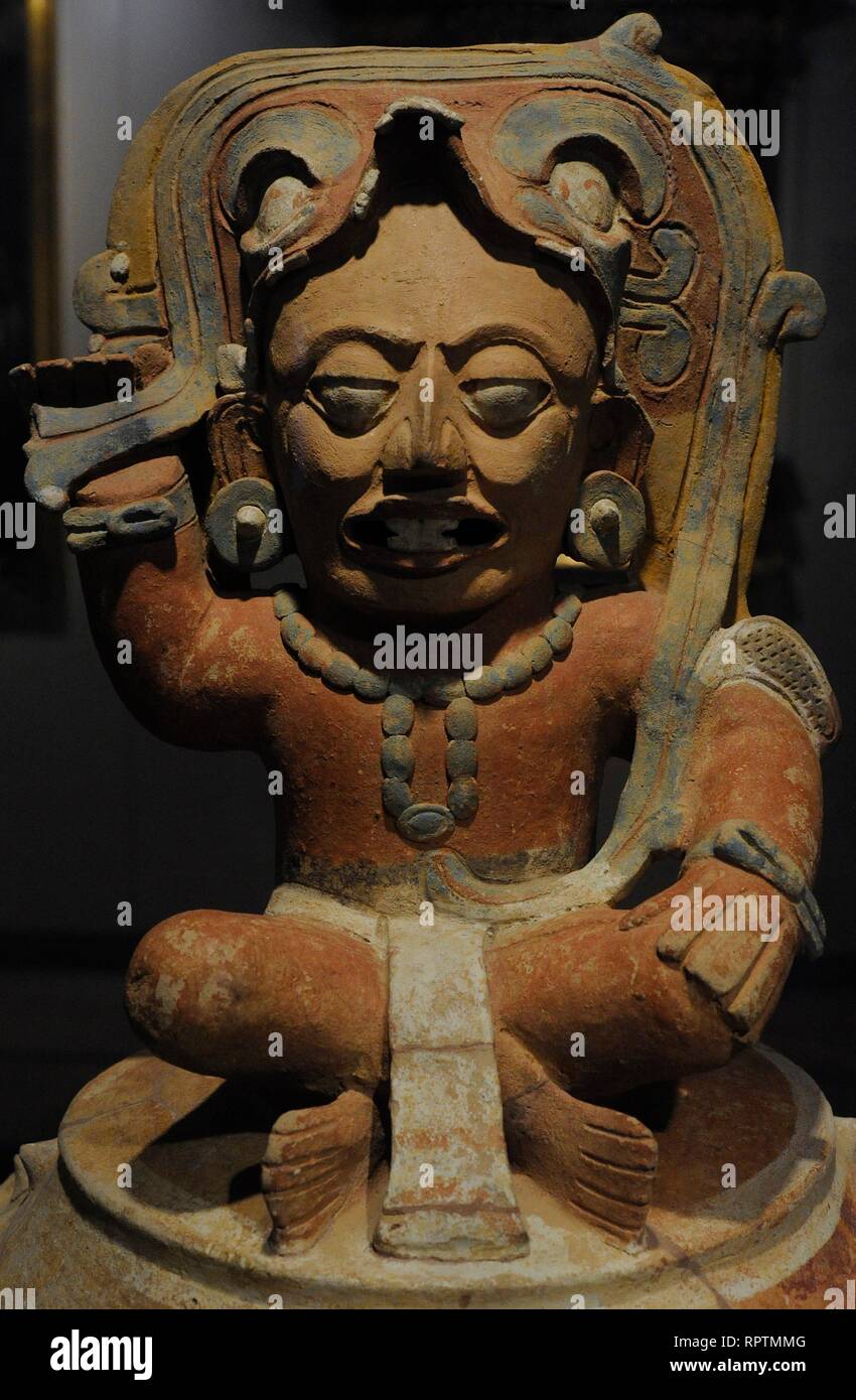 Urna funeraria con la representación del dios solar Kinich Ahau y la ...