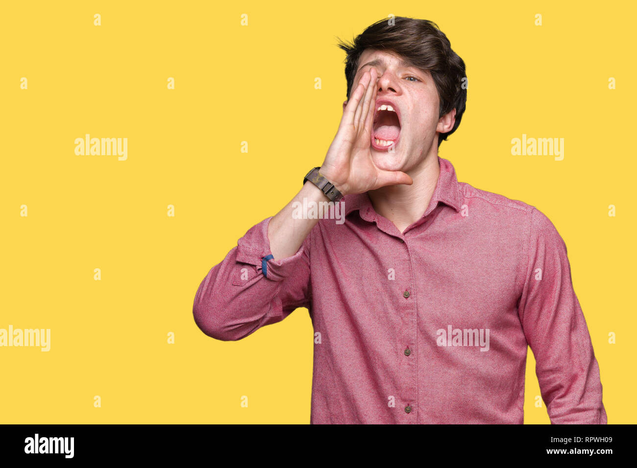 Beau jeune homme d'affaires au fond isolé de crier et de crier fort à ...