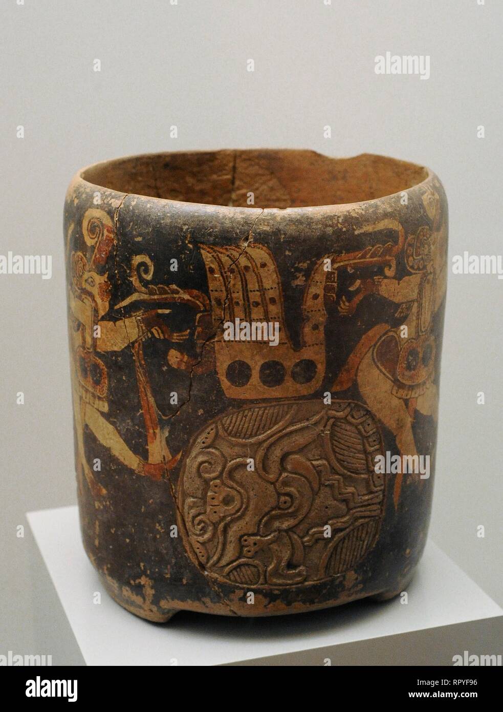 Vaso decorado con escena figurada. Cerámica pintada. Cultura Maya ...