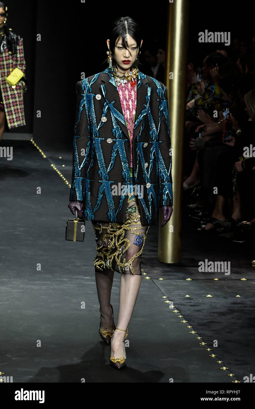 Versace model Banque de photographies et d’images à haute résolution ...