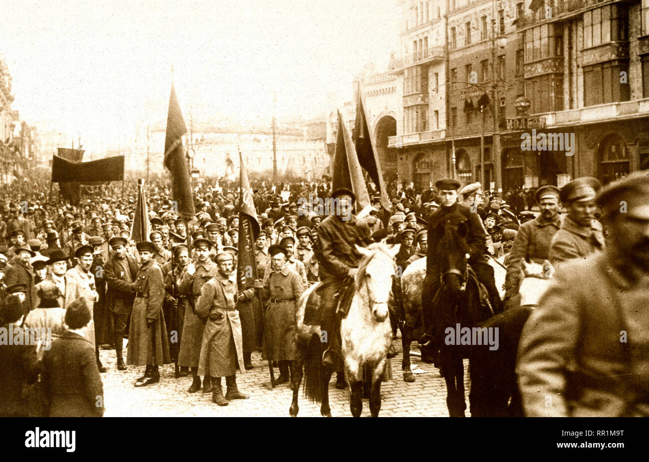Bolcheviks en Russie - Révolution Bolchevique. Le défilé des soldats ...