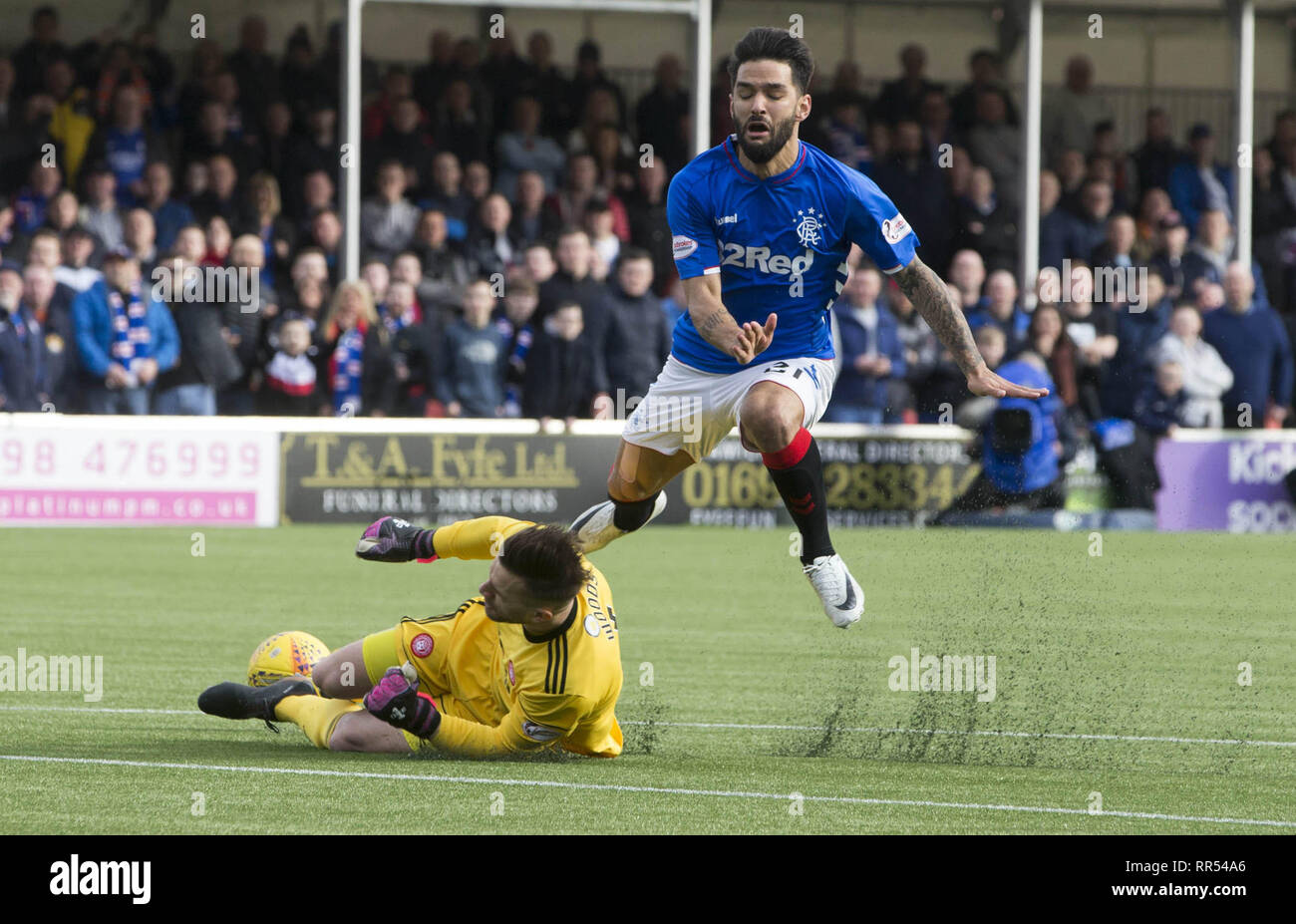 Daniel Rangers est des Candeias tackeled par Hamilton keeper Gary Woods ...
