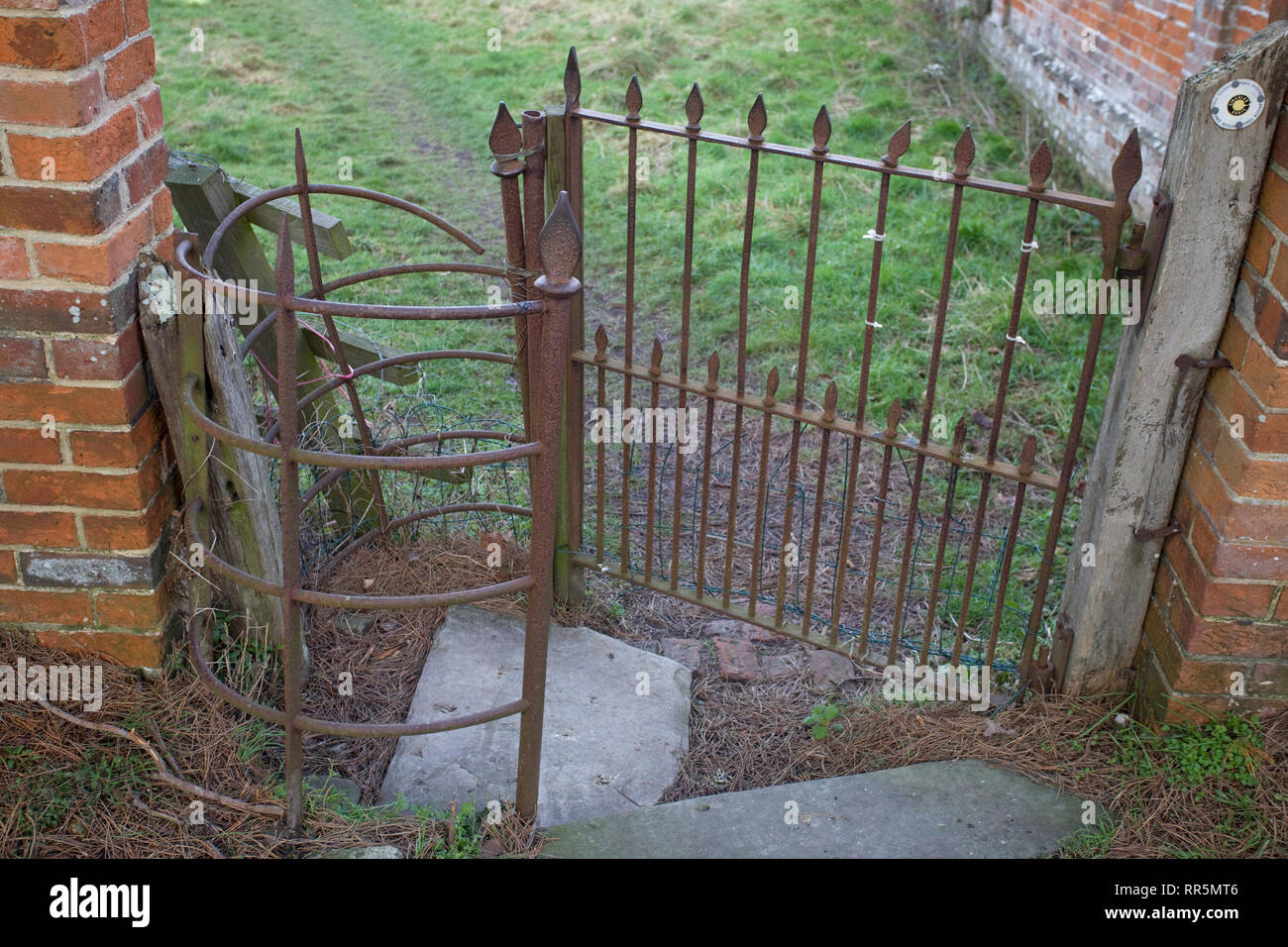 Metal kissing gate Banque de photographies et d’images à haute ...
