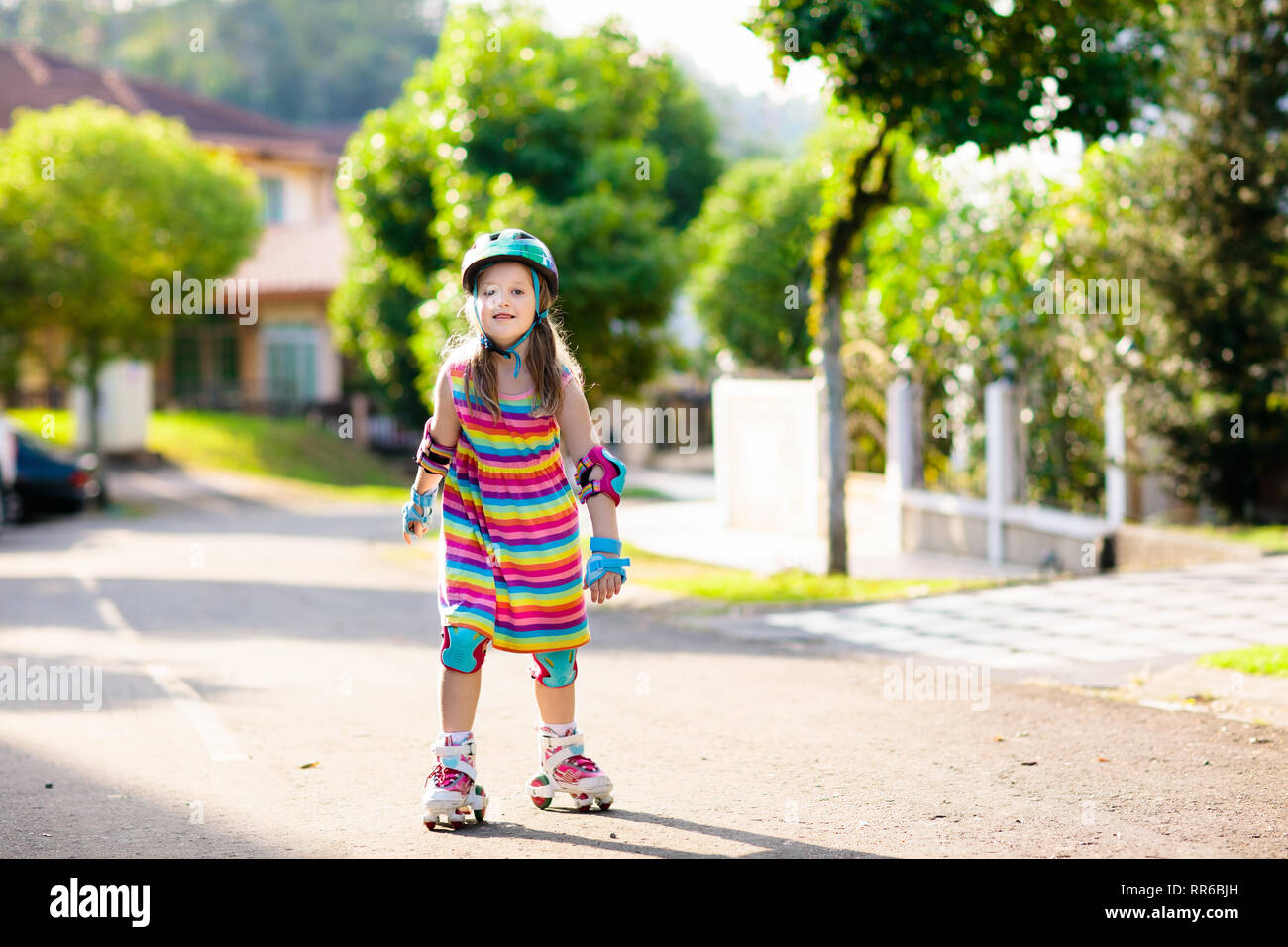 Les enfants sur le roller Banque de photographies et d’images à haute ...